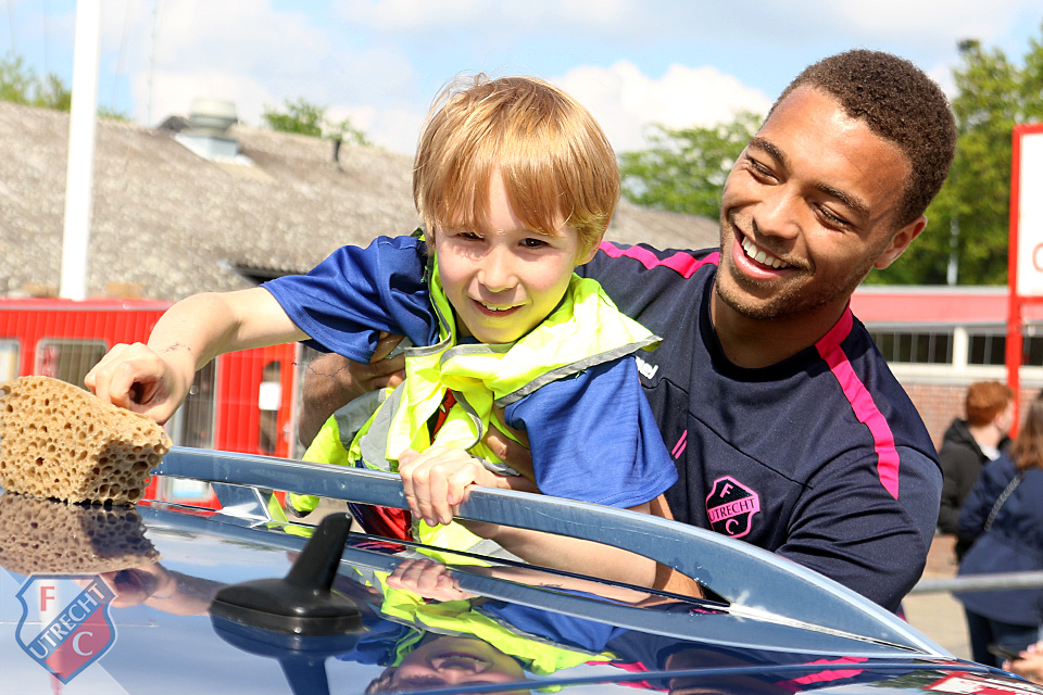 Auto’s wassen en flessen inzamelen