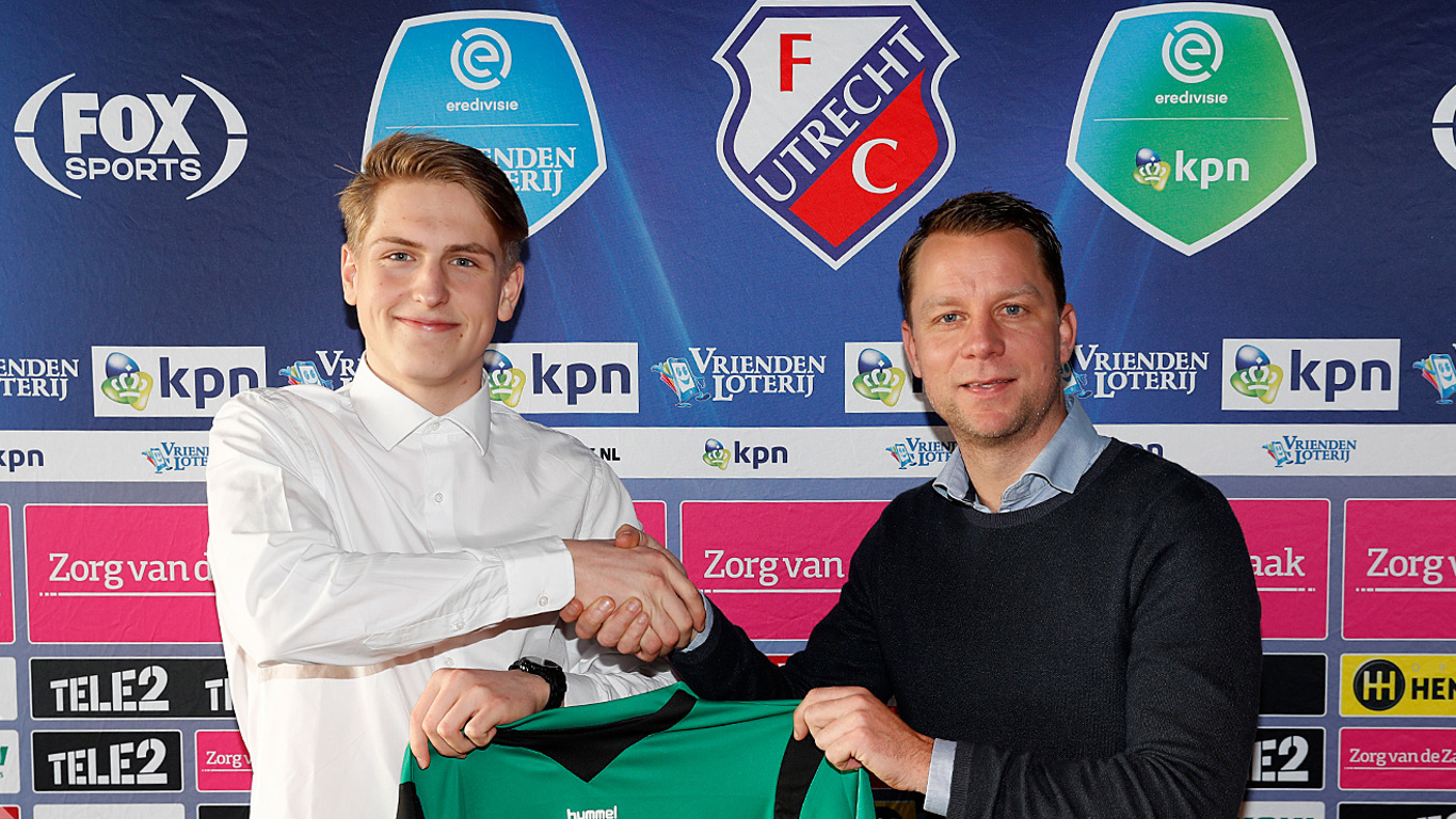 Eerste profcontract voor jeugdinternational Mikki van Sas