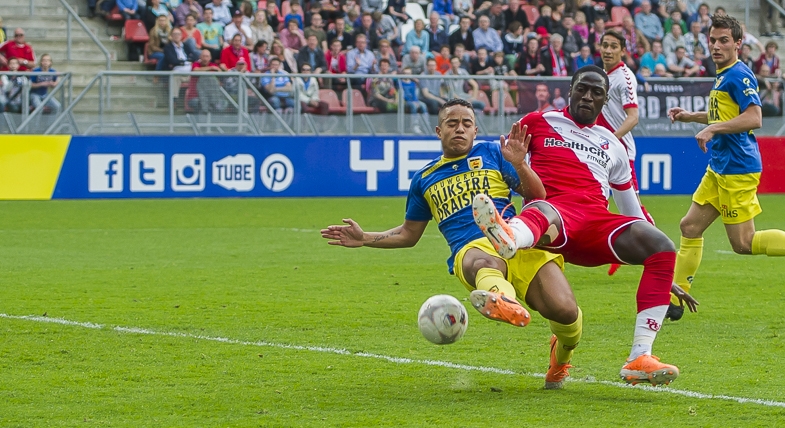 Jacob Mulenga schiet FC Utrecht langs SC Cambuur