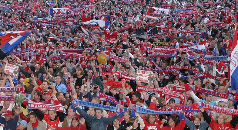 Namen supporters op nieuwe spelersbus